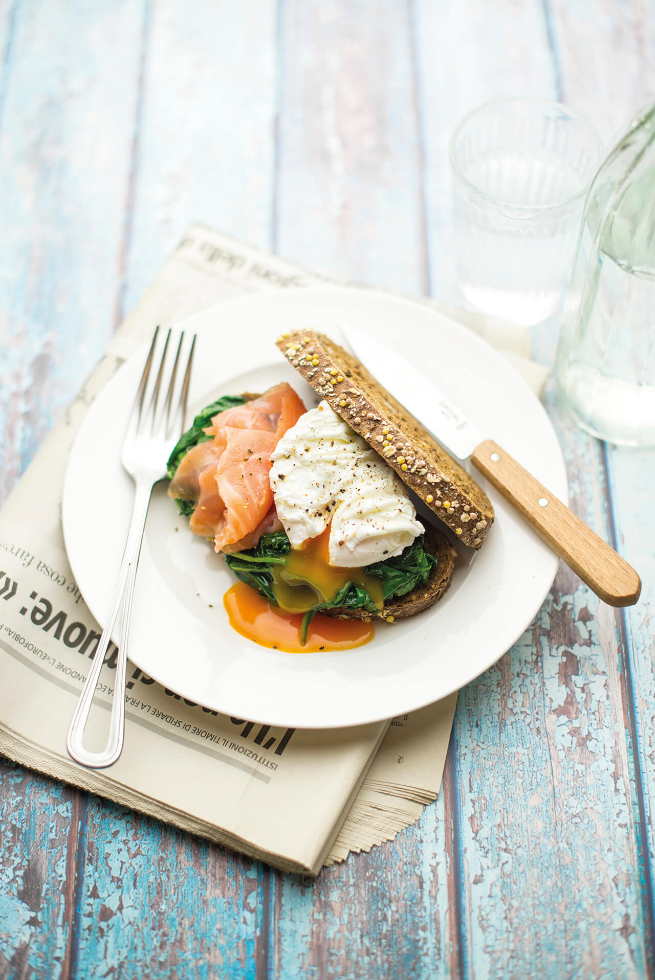 Toast aperto ai cereali con spinaci, salmone e uovo in camicia - SuperSigma