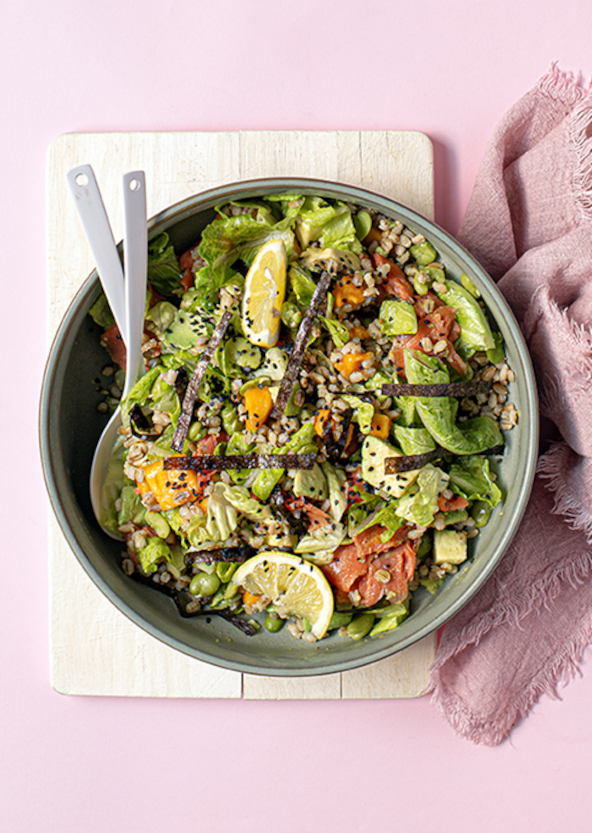 Insalata di orzo con lattuga, mango, avocado, salmone e fave - SuperSigma